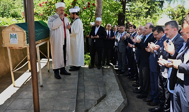REKTÖR PROF. DR. ÇUVALCI’NIN ANNESİ SON YOLCULUĞUNA UĞURLANDI - Trabzon ... REKTÖR PROF. DR. ÇUVALCI’NIN ANNESİ SON YOLCULUĞUNA UĞURLANDI - Trabzon ...